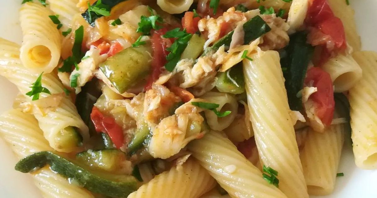 Pasta con orata, zucchine e pomodorini